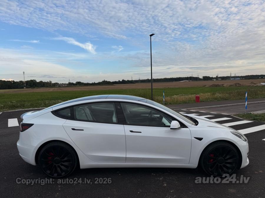 White Tesla Model 3 2021 in Tallinn, with an engine capacity of 0.00 L and mileage of 101 thousand km for 29400 €, photo 6 on AUTOMOTO.COM.LV