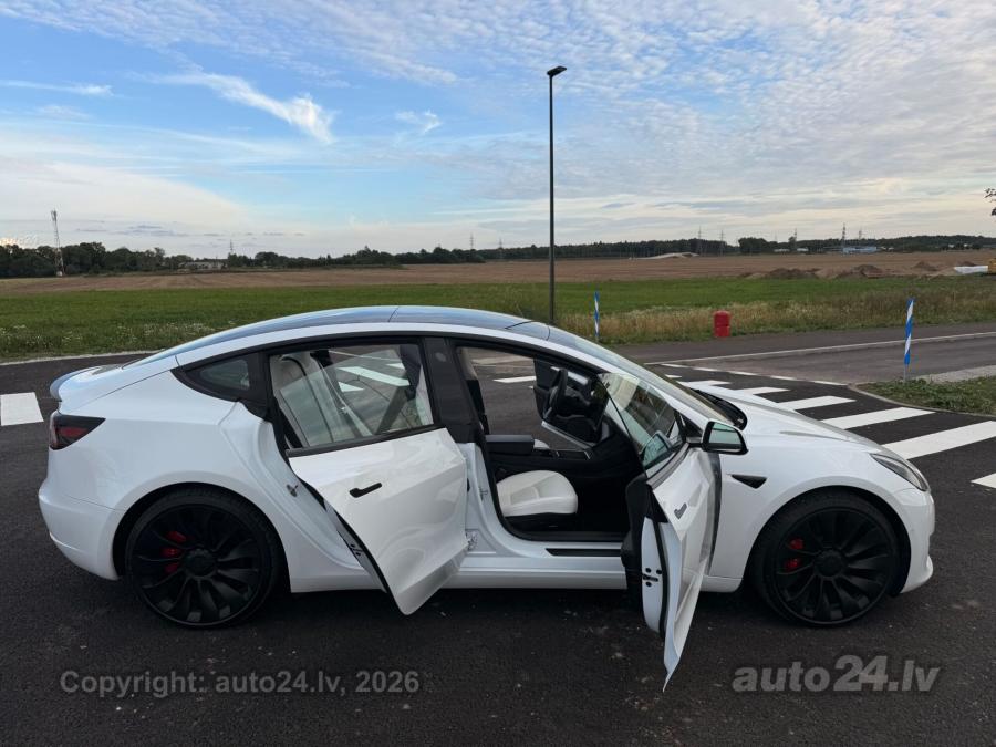 White Tesla Model 3 2021 in Tallinn, with an engine capacity of 0.00 L and mileage of 101 thousand km for 29400 €, photo 8 on AUTOMOTO.COM.LV