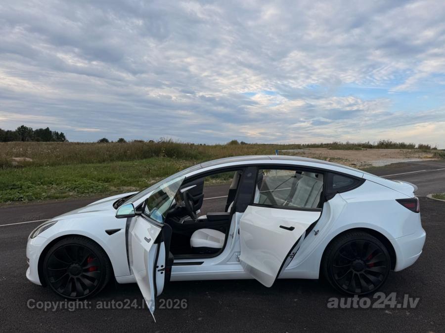 White Tesla Model 3 2021 in Tallinn, with an engine capacity of 0.00 L and mileage of 101 thousand km for 29400 €, photo 9 on AUTOMOTO.COM.LV