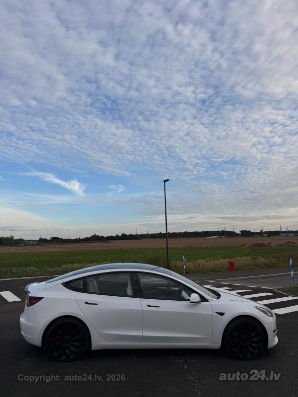 White Tesla Model 3 2021 in Tallinn, with an engine capacity of 0.00 L and mileage of 101 thousand km for 29400 €, photo 9 on AUTOMOTO.COM.LV
