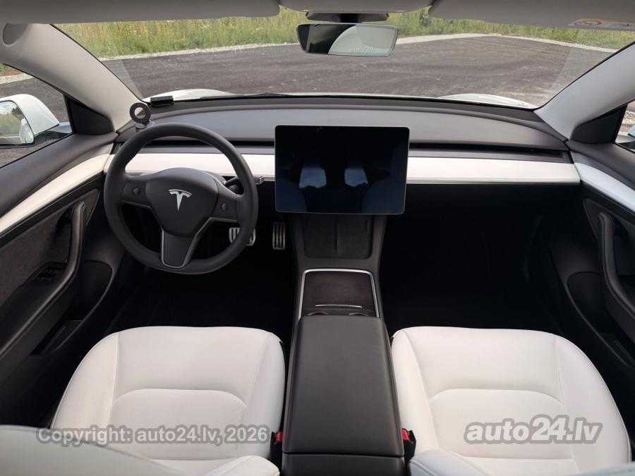 White Tesla Model 3 2021 in Tallinn, with an engine capacity of 0.00 L and mileage of 101 thousand km for 29400 €, photo 14 on AUTOMOTO.COM.LV