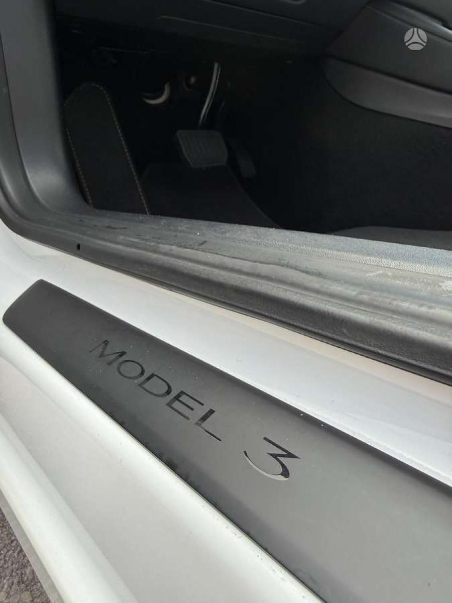 White Tesla Model 3 2021 in Kaunas, with an engine capacity of 0.00 L and mileage of 29 thousand km for 21490 €, photo 10 on AUTOMOTO.COM.LV