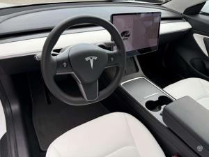 White Tesla Model 3 2021 in Kaunas, with an engine capacity of 0.00 L and mileage of 29 thousand km for 21490 €, photo 11 on AUTOMOTO.COM.LV