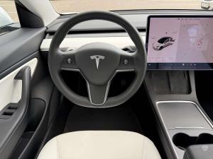 White Tesla Model 3 2021 in Kaunas, with an engine capacity of 0.00 L and mileage of 29 thousand km for 21490 €, photo 12 on AUTOMOTO.COM.LV