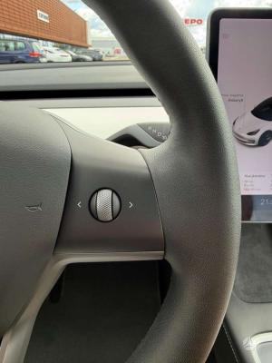 White Tesla Model 3 2021 in Kaunas, with an engine capacity of 0.00 L and mileage of 29 thousand km for 21490 €, photo 14 on AUTOMOTO.COM.LV