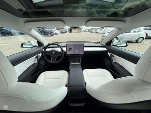 White Tesla Model 3 2021 in Kaunas, with an engine capacity of 0.00 L and mileage of 29 thousand km for 21490 €, photo 16 on AUTOMOTO.COM.LV