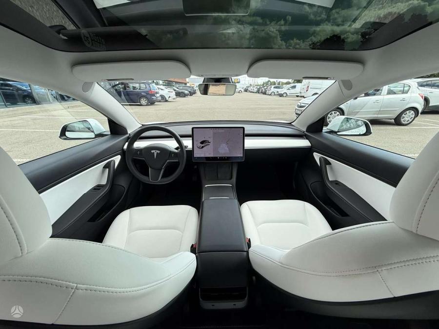White Tesla Model 3 2021 in Kaunas, with an engine capacity of 0.00 L and mileage of 29 thousand km for 21490 €, photo 16 on AUTOMOTO.COM.LV