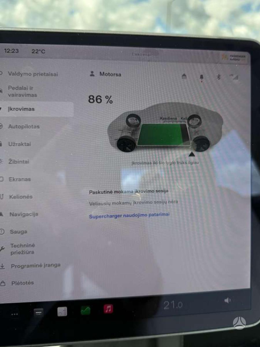 White Tesla Model 3 2021 in Kaunas, with an engine capacity of 0.00 L and mileage of 29 thousand km for 21490 €, photo 20 on AUTOMOTO.COM.LV