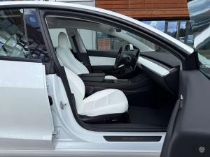 White Tesla Model 3 2021 in Kaunas, with an engine capacity of 0.00 L and mileage of 29 thousand km for 21490 €, photo 23 on AUTOMOTO.COM.LV