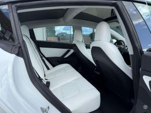 White Tesla Model 3 2021 in Kaunas, with an engine capacity of 0.00 L and mileage of 29 thousand km for 21490 €, photo 25 on AUTOMOTO.COM.LV