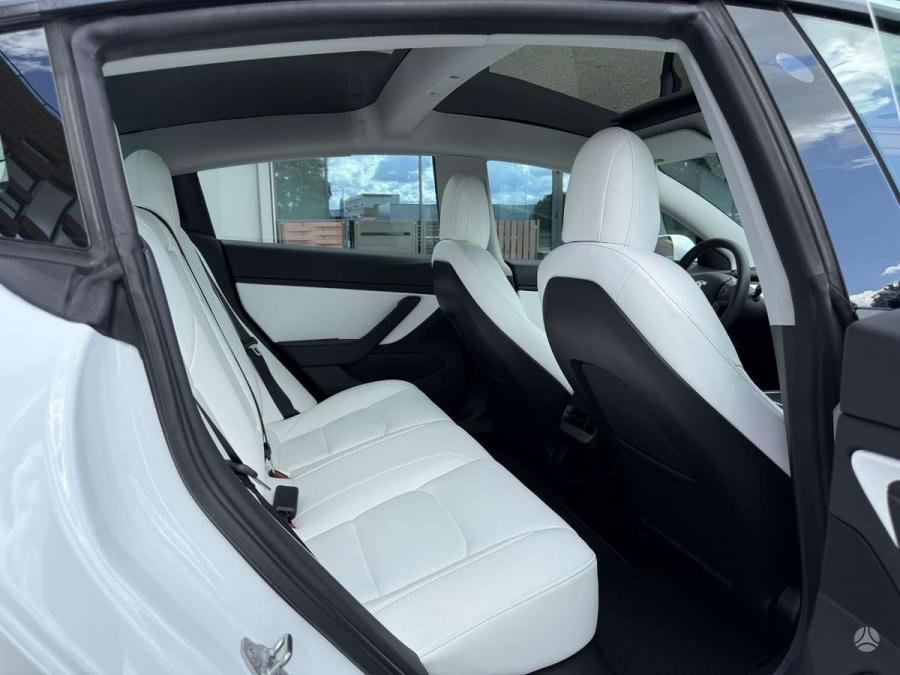 White Tesla Model 3 2021 in Kaunas, with an engine capacity of 0.00 L and mileage of 29 thousand km for 21490 €, photo 25 on AUTOMOTO.COM.LV