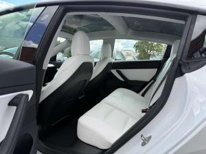 White Tesla Model 3 2021 in Kaunas, with an engine capacity of 0.00 L and mileage of 29 thousand km for 21490 €, photo 26 on AUTOMOTO.COM.LV