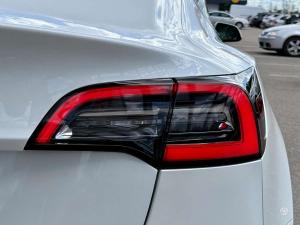 White Tesla Model 3 2021 in Kaunas, with an engine capacity of 0.00 L and mileage of 29 thousand km for 21490 €, photo 31 on AUTOMOTO.COM.LV