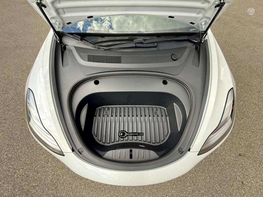 White Tesla Model 3 2021 in Kaunas, with an engine capacity of 0.00 L and mileage of 29 thousand km for 21490 €, photo 35 on AUTOMOTO.COM.LV