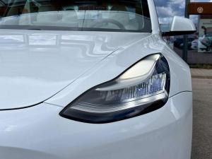 White Tesla Model 3 2021 in Kaunas, with an engine capacity of 0.00 L and mileage of 29 thousand km for 21490 €, photo 36 on AUTOMOTO.COM.LV