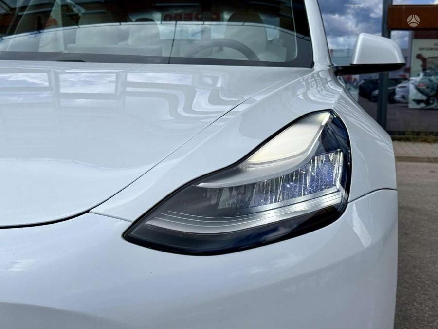 White Tesla Model 3 2021 in Kaunas, with an engine capacity of 0.00 L and mileage of 29 thousand km for 21490 €, photo 36 on AUTOMOTO.COM.LV