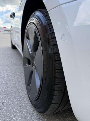 White Tesla Model 3 2021 in Kaunas, with an engine capacity of 0.00 L and mileage of 29 thousand km for 21490 €, photo 38 on AUTOMOTO.COM.LV