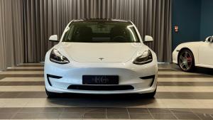 White Tesla Model 3 2021 in Riga, with an engine capacity of 0.00 L and mileage of 134 thousand km for 27990 €, photo  on AUTOMOTO.COM.LV