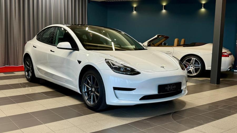 White Tesla Model 3 2021 in Riga, with an engine capacity of 0.00 L and mileage of 134 thousand km for 27990 €, photo 3 on AUTOMOTO.COM.LV