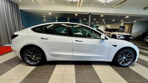 White Tesla Model 3 2021 in Riga, with an engine capacity of 0.00 L and mileage of 134 thousand km for 27990 €, photo 4 on AUTOMOTO.COM.LV