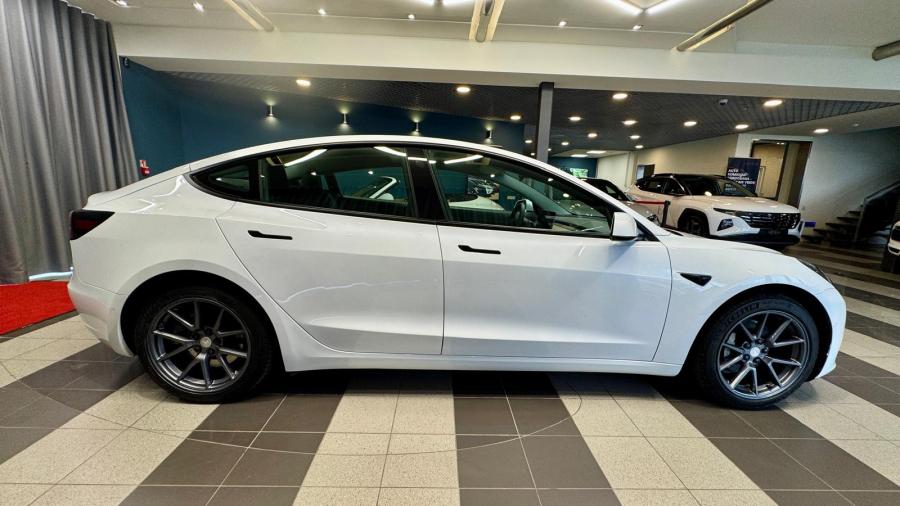 White Tesla Model 3 2021 in Riga, with an engine capacity of 0.00 L and mileage of 134 thousand km for 27990 €, photo 4 on AUTOMOTO.COM.LV