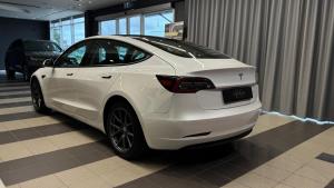 White Tesla Model 3 2021 in Riga, with an engine capacity of 0.00 L and mileage of 134 thousand km for 27990 €, photo 7 on AUTOMOTO.COM.LV