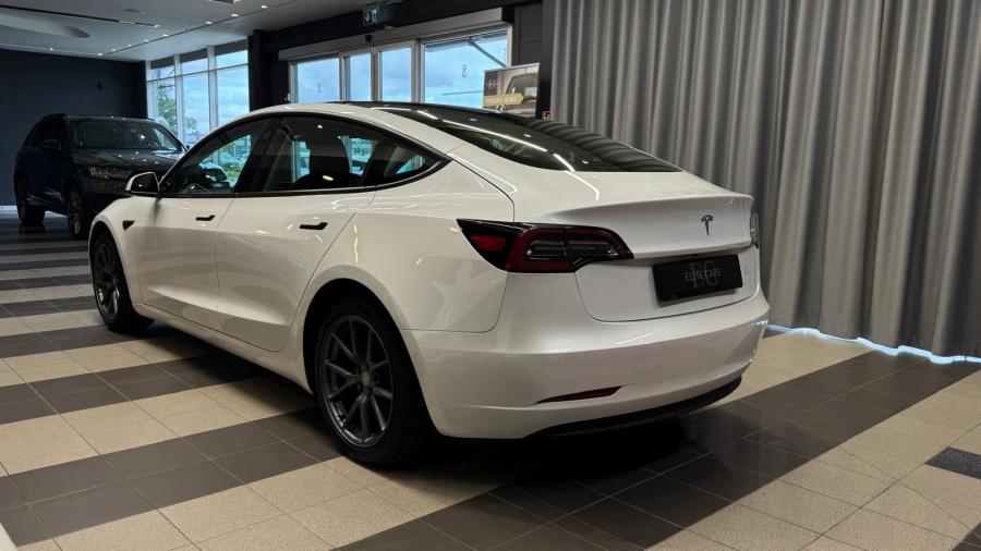 White Tesla Model 3 2021 in Riga, with an engine capacity of 0.00 L and mileage of 134 thousand km for 27990 €, photo 7 on AUTOMOTO.COM.LV