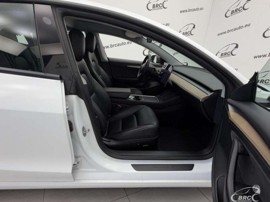 White Tesla Model 3 2021 in Vilnius, with an engine capacity of 0.00 L and mileage of 106 thousand km for 23500 €, photo 6 on AUTOMOTO.COM.LV