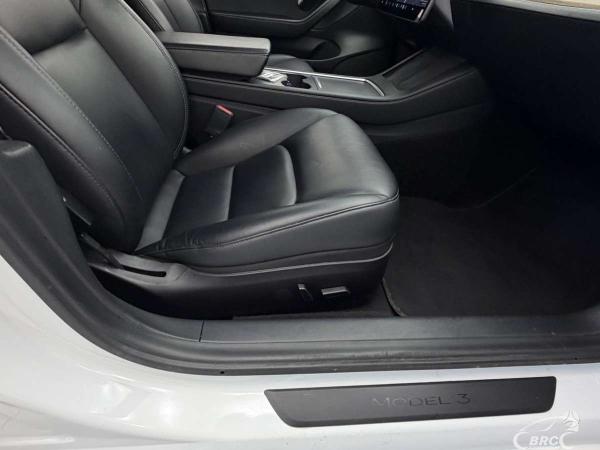 White Tesla Model 3 2021 in Vilnius, with an engine capacity of 0.00 L and mileage of 106 thousand km for 23500 €, photo 7 on AUTOMOTO.COM.LV