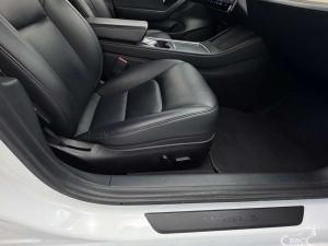 White Tesla Model 3 2021 in Vilnius, with an engine capacity of 0.00 L and mileage of 106 thousand km for 23500 €, photo 8 on AUTOMOTO.COM.LV