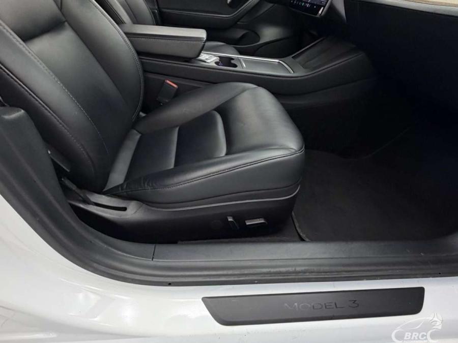 White Tesla Model 3 2021 in Vilnius, with an engine capacity of 0.00 L and mileage of 106 thousand km for 23500 €, photo 8 on AUTOMOTO.COM.LV