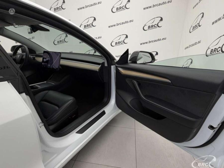 White Tesla Model 3 2021 in Vilnius, with an engine capacity of 0.00 L and mileage of 106 thousand km for 23500 €, photo 10 on AUTOMOTO.COM.LV