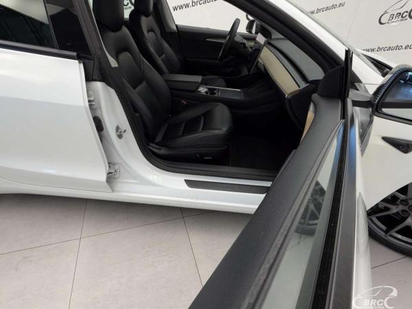 White Tesla Model 3 2021 in Vilnius, with an engine capacity of 0.00 L and mileage of 106 thousand km for 23500 €, photo 10 on AUTOMOTO.COM.LV