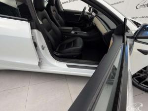 White Tesla Model 3 2021 in Vilnius, with an engine capacity of 0.00 L and mileage of 106 thousand km for 23500 €, photo 11 on AUTOMOTO.COM.LV