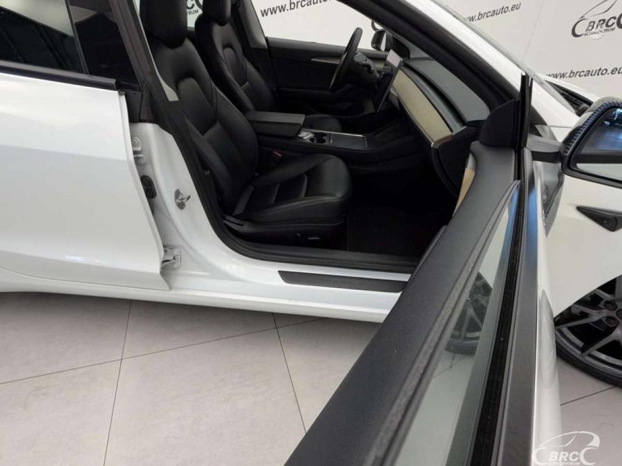 White Tesla Model 3 2021 in Vilnius, with an engine capacity of 0.00 L and mileage of 106 thousand km for 23500 €, photo 11 on AUTOMOTO.COM.LV