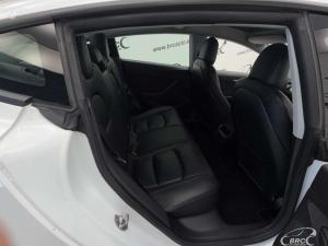 White Tesla Model 3 2021 in Vilnius, with an engine capacity of 0.00 L and mileage of 106 thousand km for 23500 €, photo 13 on AUTOMOTO.COM.LV