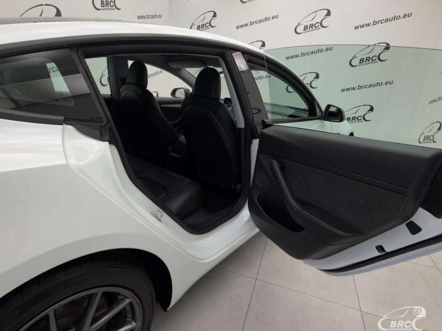 White Tesla Model 3 2021 in Vilnius, with an engine capacity of 0.00 L and mileage of 106 thousand km for 23500 €, photo 15 on AUTOMOTO.COM.LV