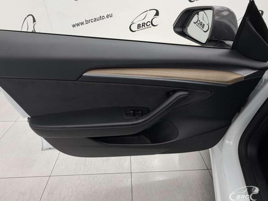 White Tesla Model 3 2021 in Vilnius, with an engine capacity of 0.00 L and mileage of 106 thousand km for 23500 €, photo 19 on AUTOMOTO.COM.LV