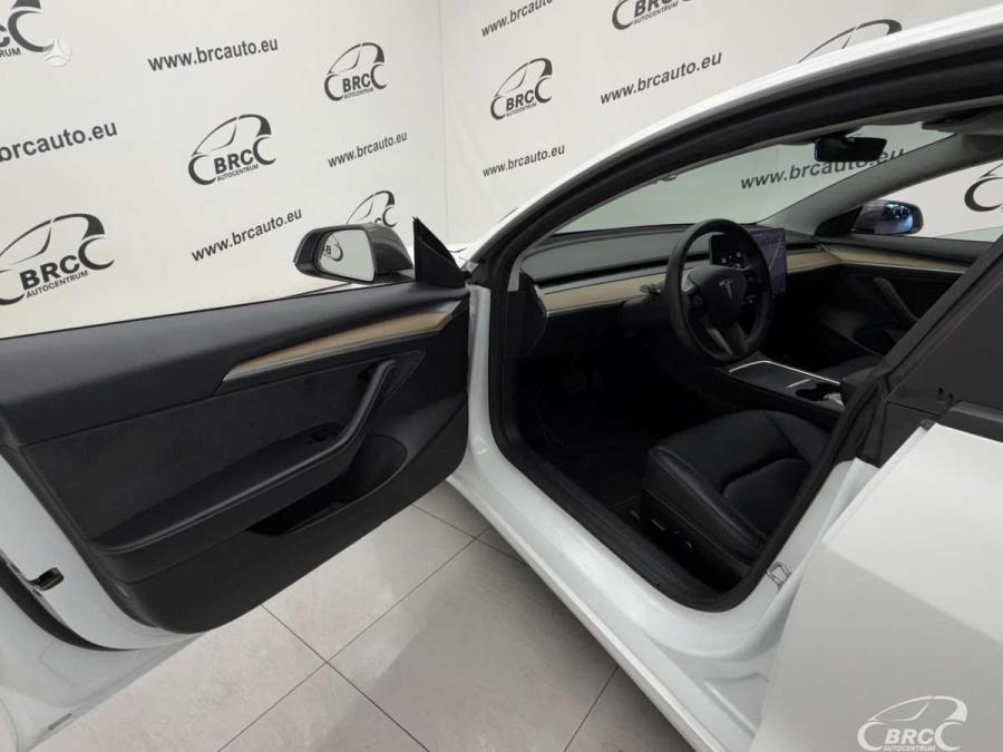 White Tesla Model 3 2021 in Vilnius, with an engine capacity of 0.00 L and mileage of 106 thousand km for 23500 €, photo 20 on AUTOMOTO.COM.LV