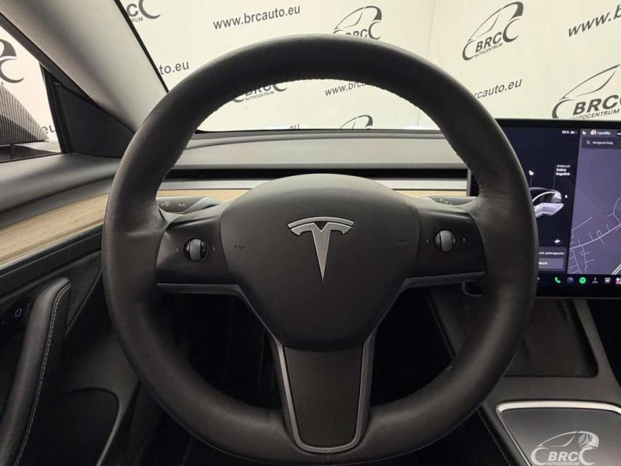White Tesla Model 3 2021 in Vilnius, with an engine capacity of 0.00 L and mileage of 106 thousand km for 23500 €, photo 27 on AUTOMOTO.COM.LV