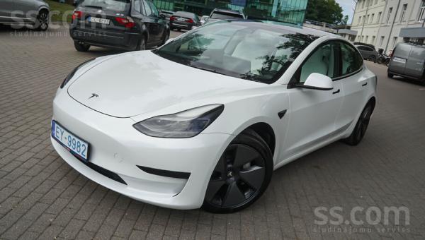 White Tesla Model 3 2021 in Riga, with an engine capacity of 0.00 L and mileage of 81 thousand km for 24950 €, photo 3 on AUTOMOTO.COM.LV