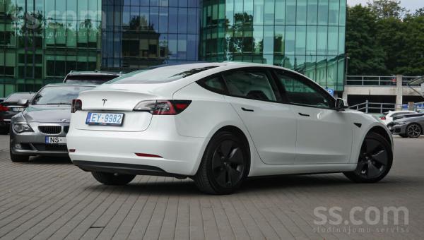 White Tesla Model 3 2021 in Riga, with an engine capacity of 0.00 L and mileage of 81 thousand km for 24950 €, photo 6 on AUTOMOTO.COM.LV