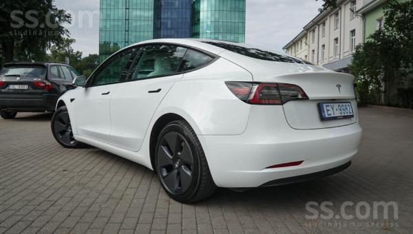 White Tesla Model 3 2021 in Riga, with an engine capacity of 0.00 L and mileage of 81 thousand km for 24950 €, photo 9 on AUTOMOTO.COM.LV