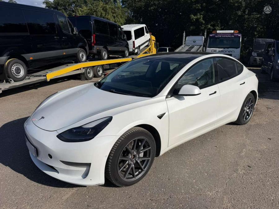 White Tesla Model 3 2021 in Kaunas, with an engine capacity of 0.00 L and mileage of 215 thousand km for 16999 €, photo 1 on AUTOMOTO.COM.LV