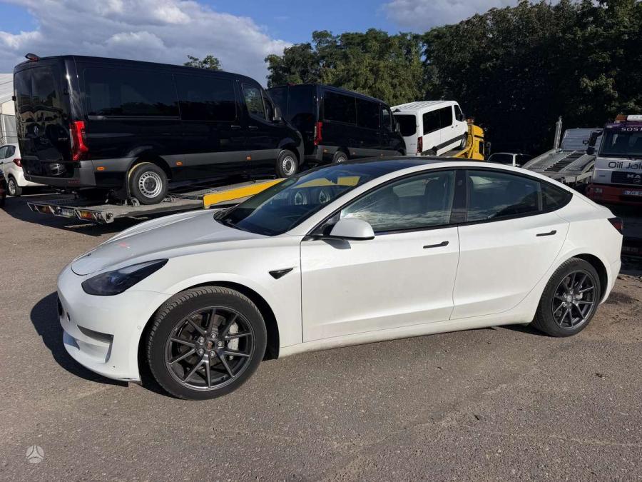 White Tesla Model 3 2021 in Kaunas, with an engine capacity of 0.00 L and mileage of 215 thousand km for 16999 €, photo 3 on AUTOMOTO.COM.LV