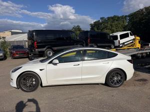 White Tesla Model 3 2021 in Kaunas, with an engine capacity of 0.00 L and mileage of 215 thousand km for 16999 €, photo 4 on AUTOMOTO.COM.LV