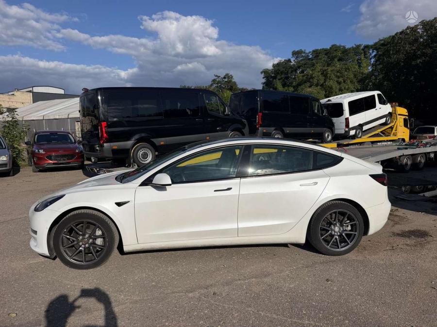 White Tesla Model 3 2021 in Kaunas, with an engine capacity of 0.00 L and mileage of 215 thousand km for 16999 €, photo 4 on AUTOMOTO.COM.LV