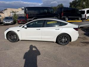 White Tesla Model 3 2021 in Kaunas, with an engine capacity of 0.00 L and mileage of 215 thousand km for 16999 €, photo 5 on AUTOMOTO.COM.LV