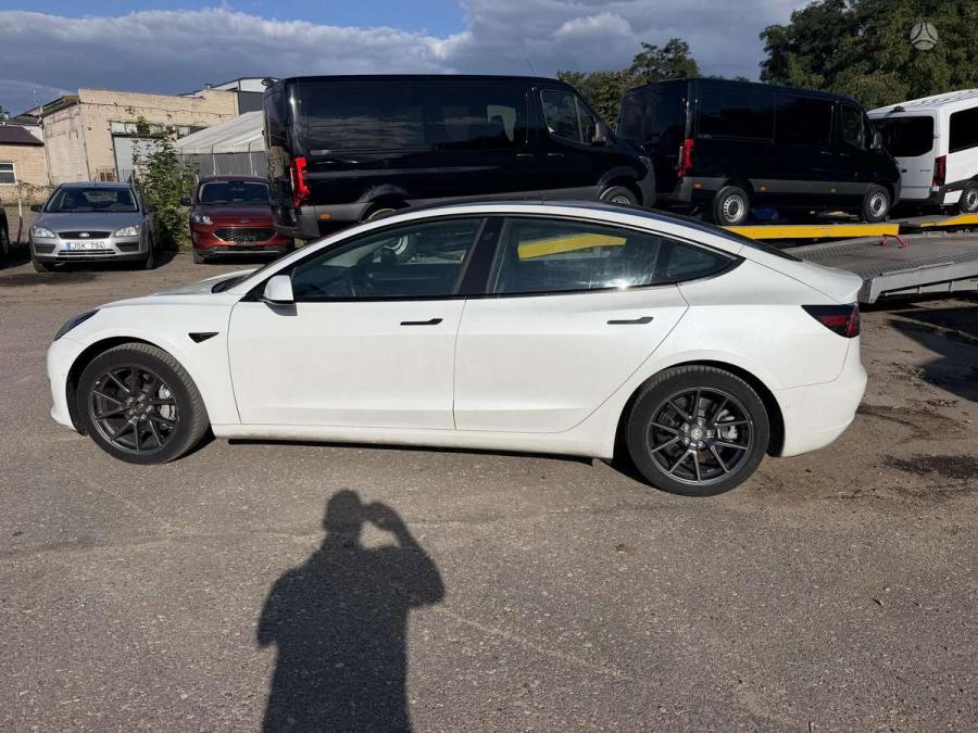 White Tesla Model 3 2021 in Kaunas, with an engine capacity of 0.00 L and mileage of 215 thousand km for 16999 €, photo 5 on AUTOMOTO.COM.LV