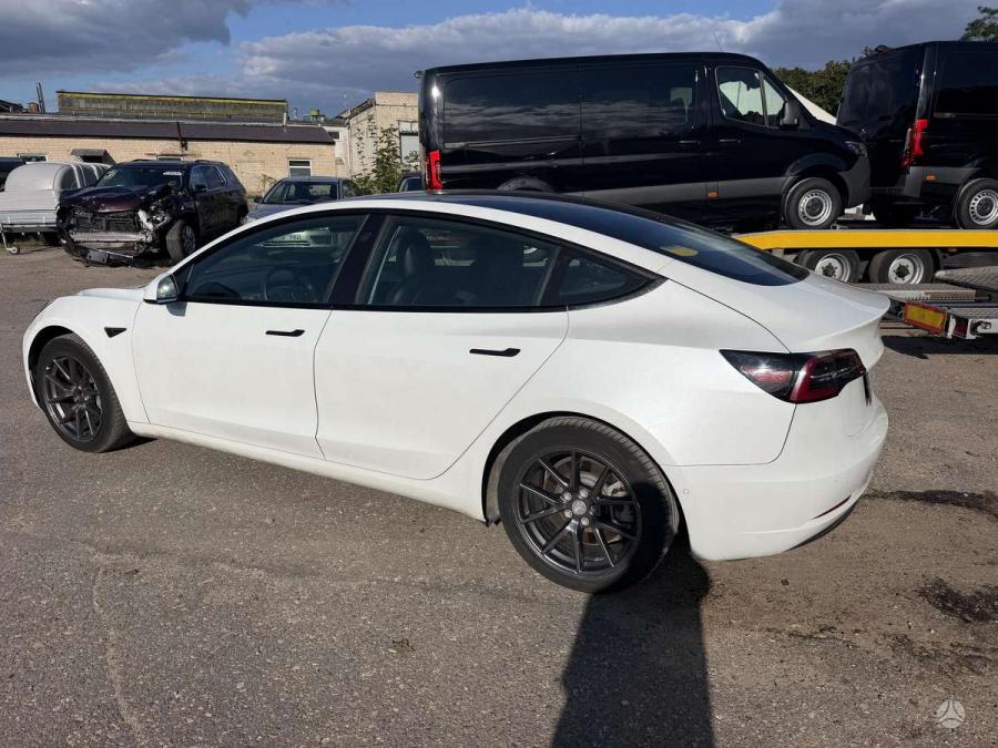 White Tesla Model 3 2021 in Kaunas, with an engine capacity of 0.00 L and mileage of 215 thousand km for 16999 €, photo 6 on AUTOMOTO.COM.LV